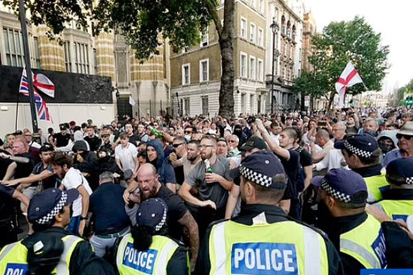 ਬਰਤਾਨੀਆ ਦੇ ਕਈ ਹਿੱਸਿਆਂ ਵਿਚ ਫੈਲੇ ਦੰਗੇ | Riots spread in many parts of Britain