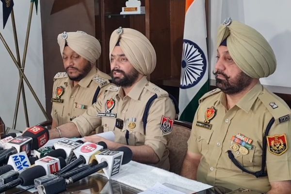 ਅੰਮ੍ਰਿਤਸਰ ਪੁਲਿਸ ਵੱਲੋਂ 10 ਕਿਲੋ ਹੈਰੋਇਨ ਤੇ ਡ੍ਰੋਨ ਸਮੇਤ ਤਸਕਰ ਕਾਬੂ | Amritsar ...