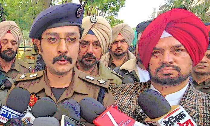 ਮ੍ਰਿਤਕ Head Constable Amandeep ਦੇ ਘਰ ਪਹੁੰਚੇ ਪਟਿਆਲਾ ਦੇ SSP Varun Sharma ...